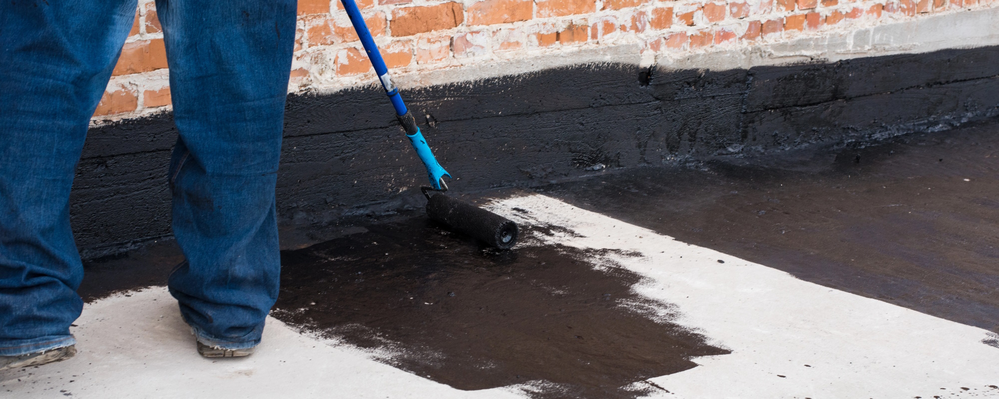 Richtiger Bitumen Voranstrich: Wichtig für langlebige Abdichtungen
