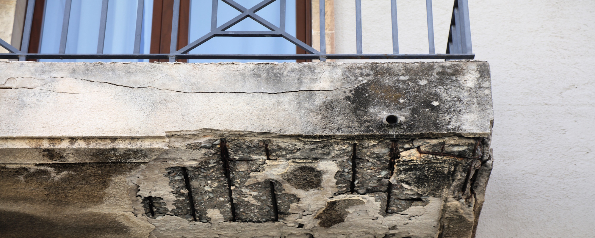 Riss im Balkon gefährlich? So erkennen Sie die Gefahren